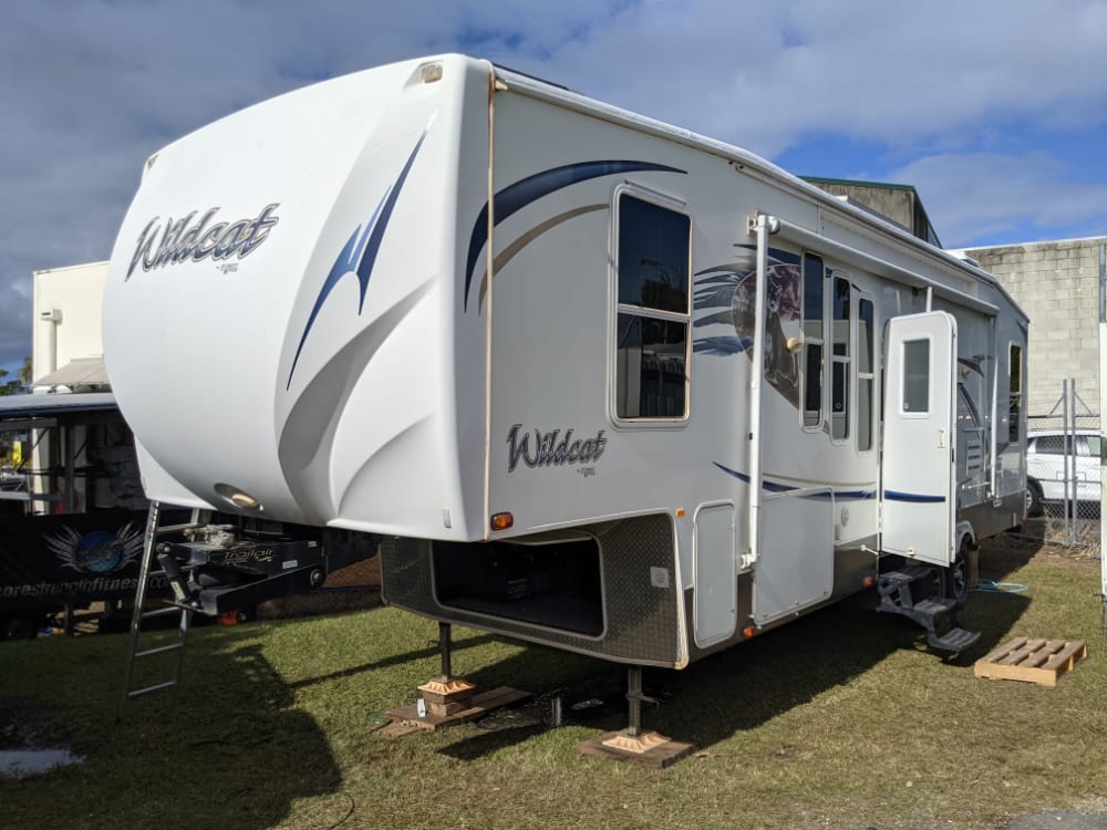 Wildcat 5th Wheeler Off-Grid Lithium Battery System — Accelerate Off ...